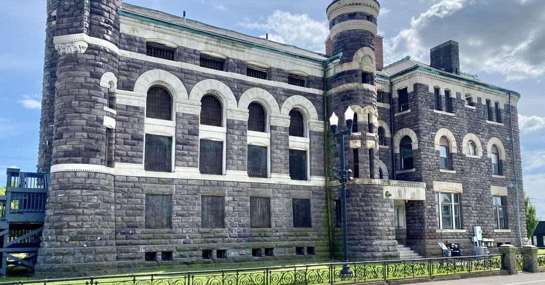 9 Terrifying Haunted Places In Ohio, Ranked By Locals