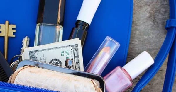 What Do Women Keep in Their Purse? | List of Things in Your Bag