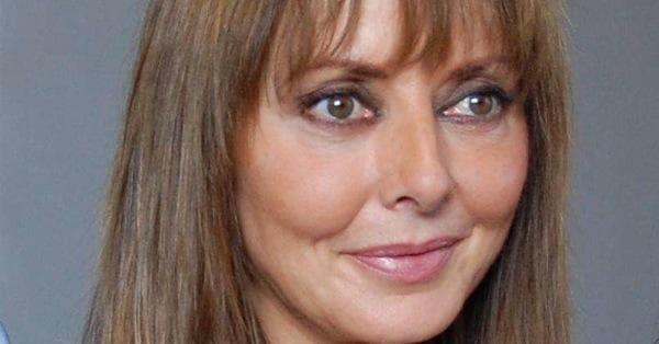 List of 25+ Famous Female Backing Vocalists