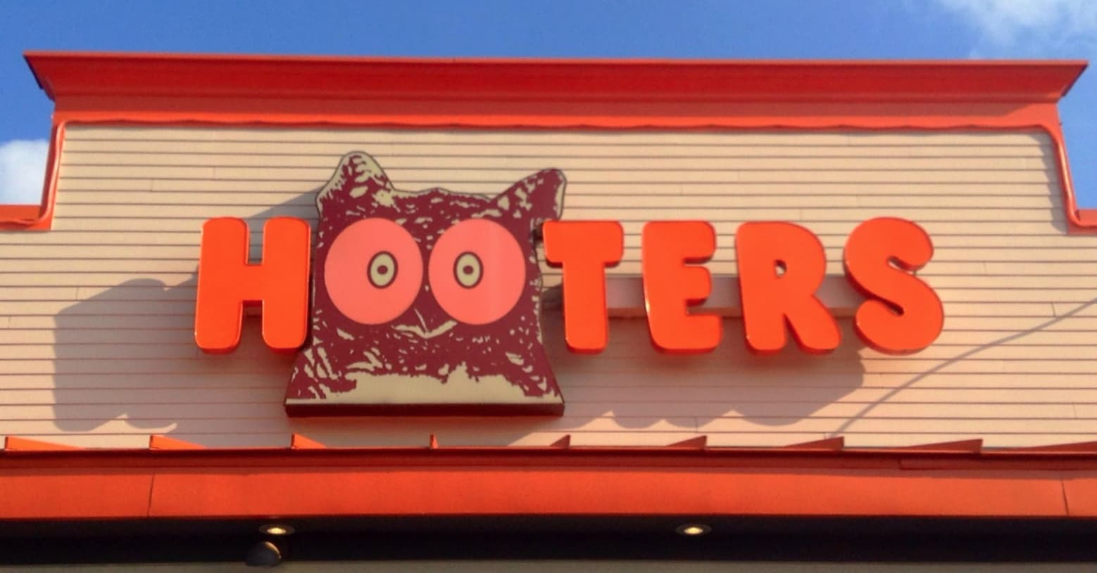 Employees Of Hooters Share Their Worst Work Horror Stories