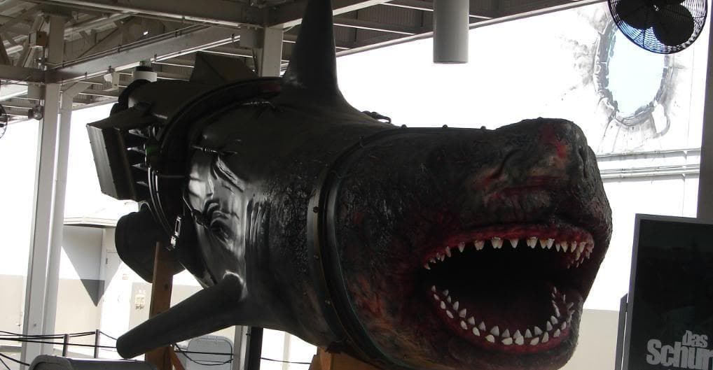 16 Behind-The-Scenes Pictures Of Movie Prosthetics And Costumes