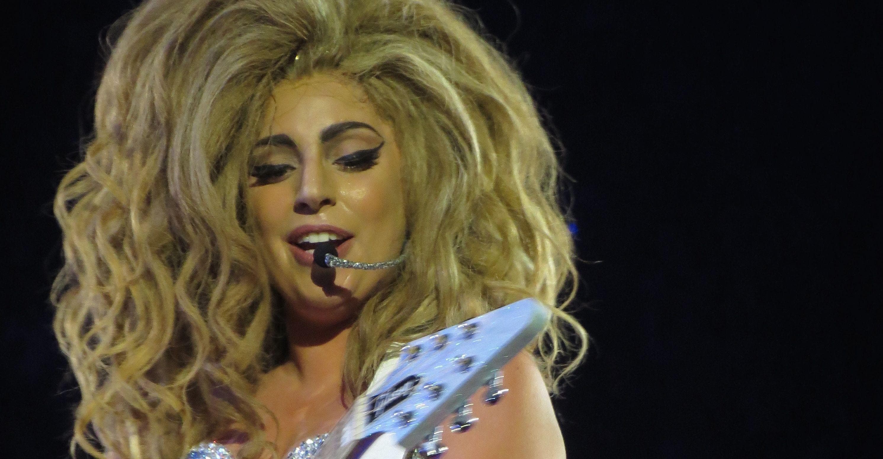 Celebrities Who Wear Wigs | Famous People With Hair Pieces