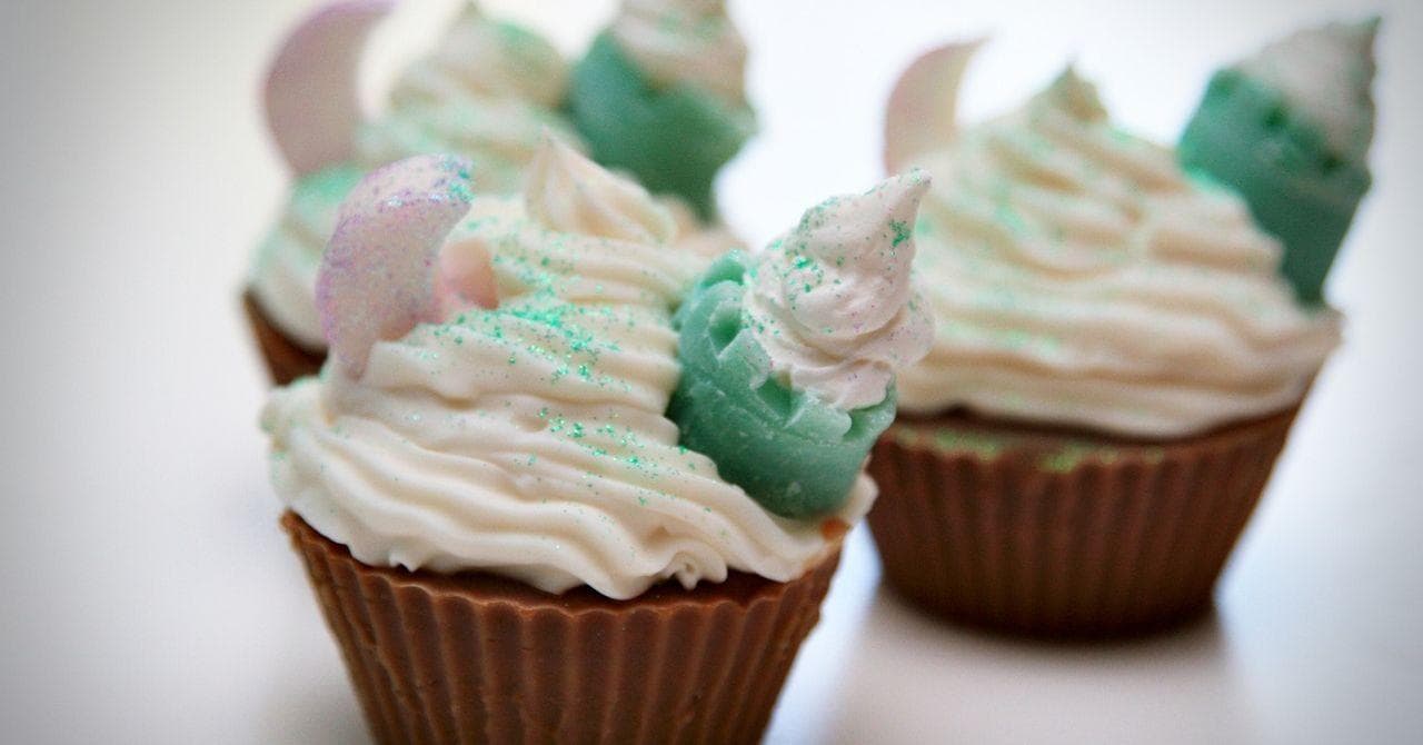 50+ Famous People Born On October 8