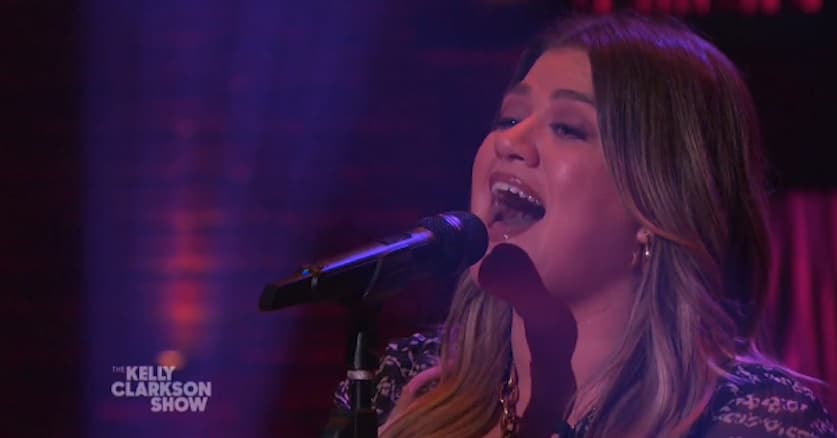 Kelly Clarkson's "Kellyoke" Covers That Make Us Fall In Love All Over Again