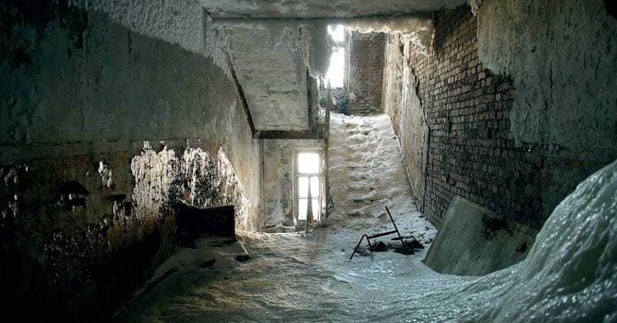 28 Incredible Photos from Inside Abandoned Buildings