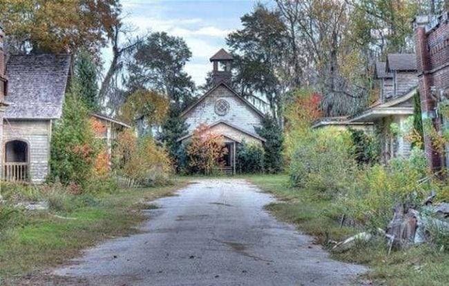 25 Cool Pictures Of Abandoned Movie Sets