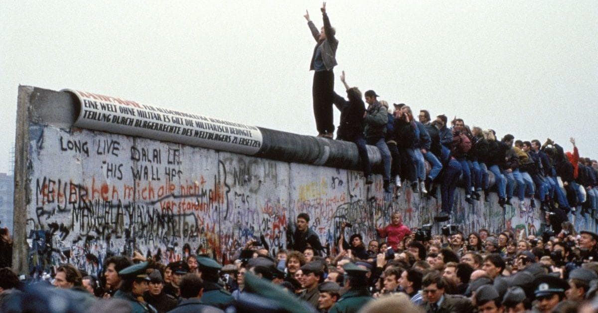 22 Incredible Photos From The Fall Of The Berlin Wall
