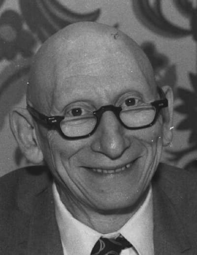 Famous Chemistry Majors | Celebrities Who Majored in Chemistry