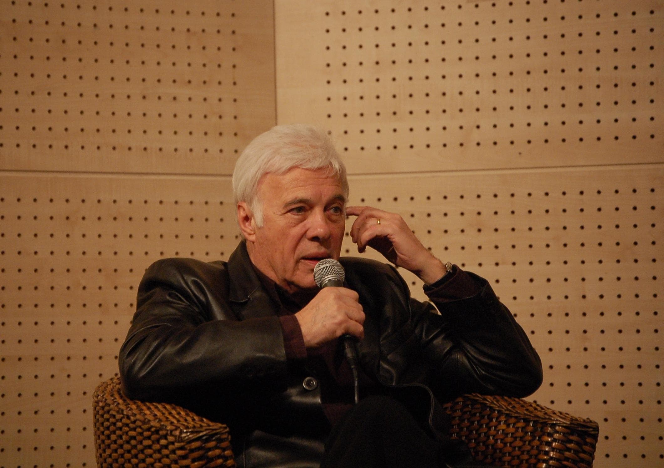 Famous Comedians from France | List of Top French Comedians