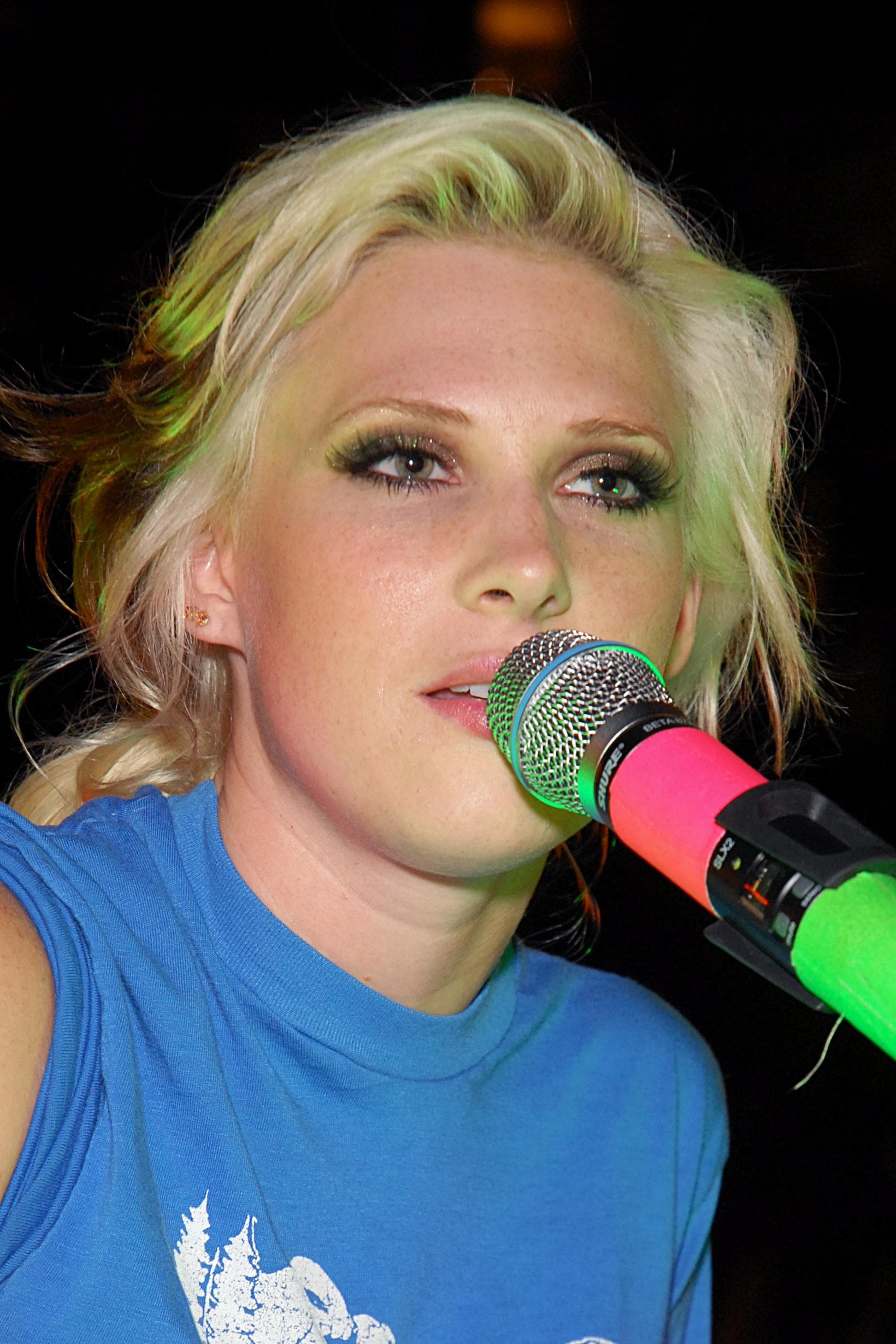 List of 25+ Famous Female Backing Vocalists