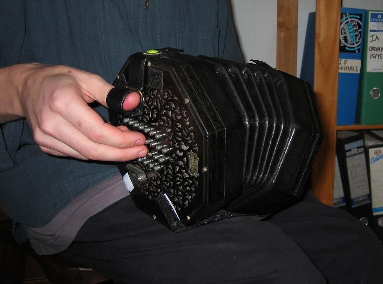 The Concertina: List of Musical Instruments in the Concertina Family