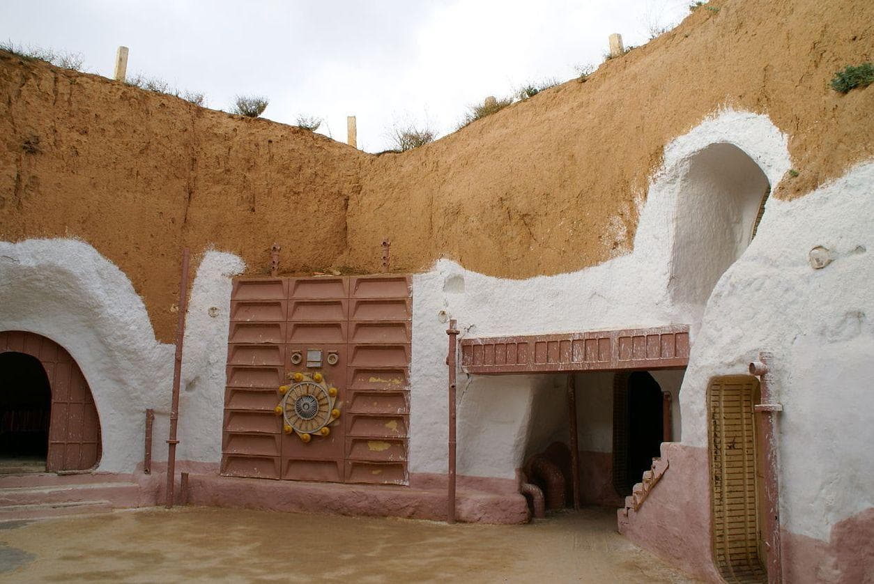 22 Cool Pictures Of Abandoned Movie Sets