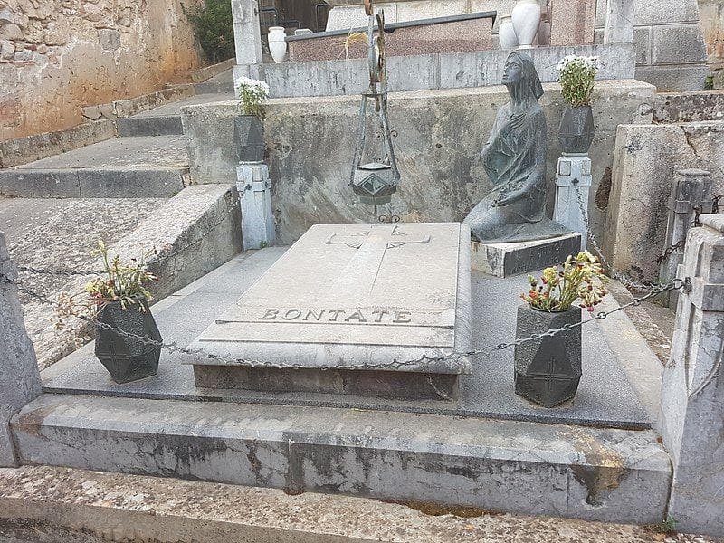 What The Graves Of The World's Most Notorious Mobsters Actually Look Like