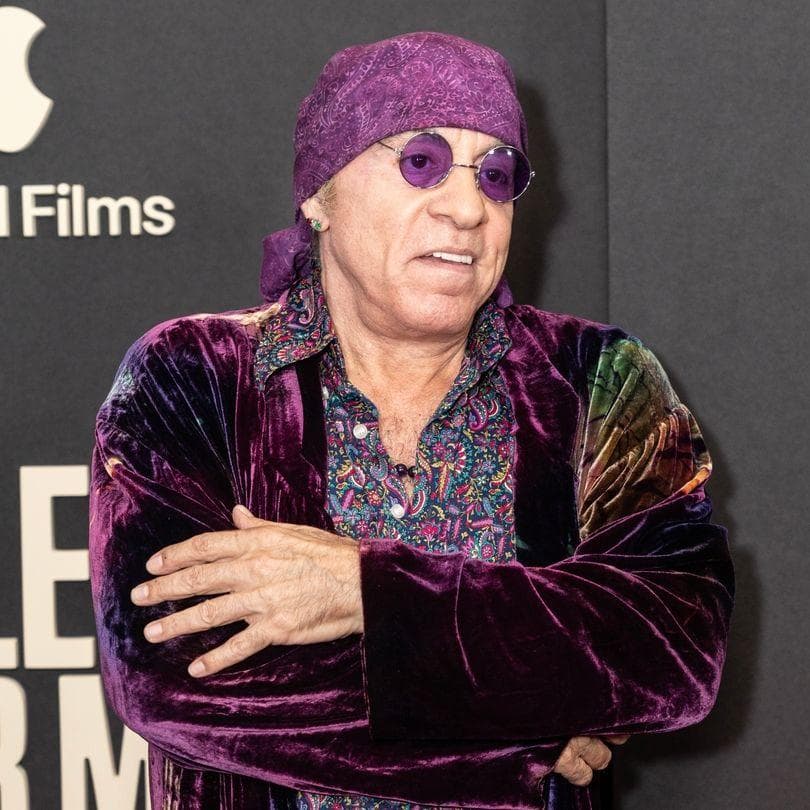 Male Celebrities Who Are 5’7" Tall