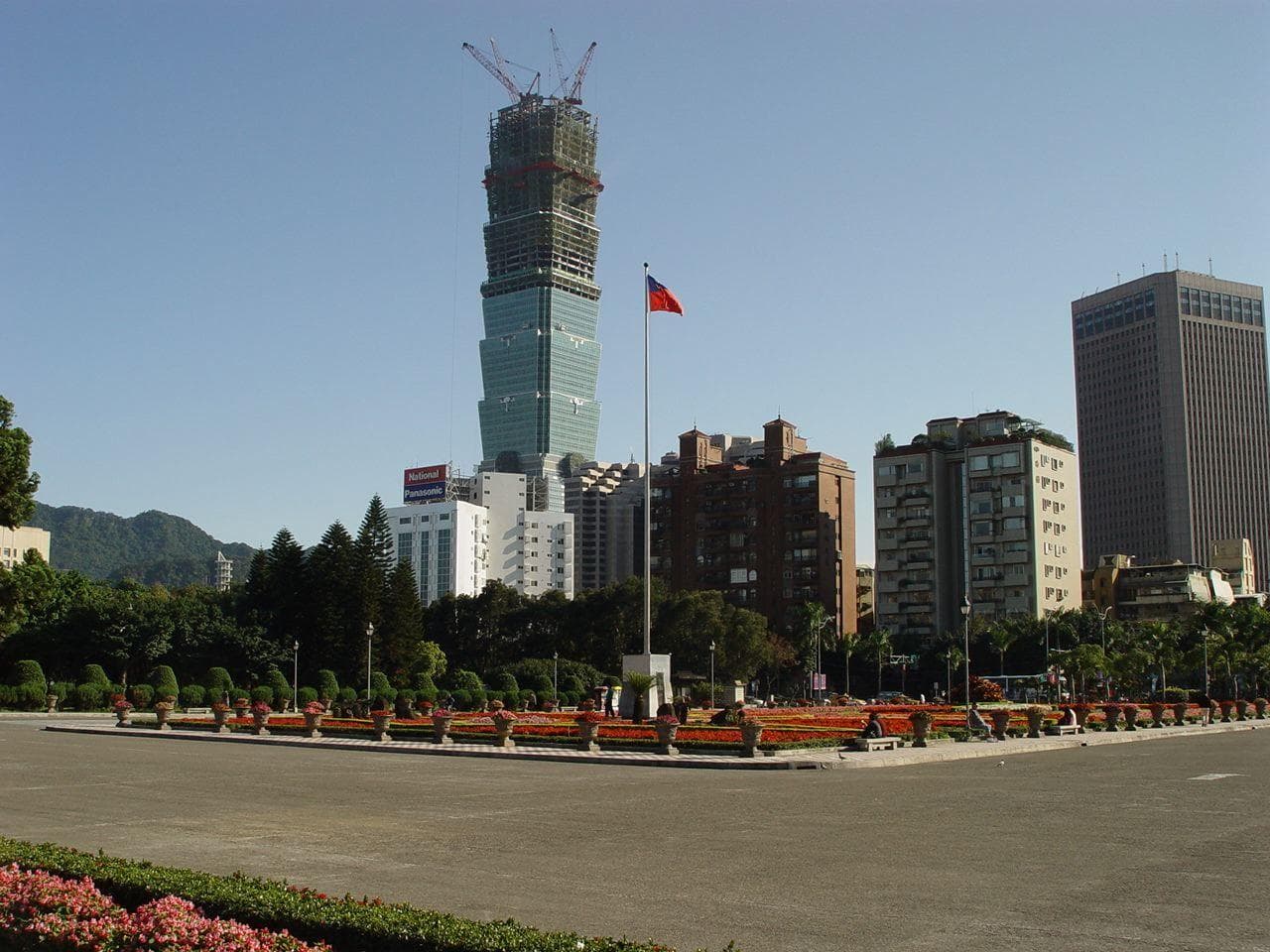 32 Fascinating Photos of Historical Landmarks Under Construction