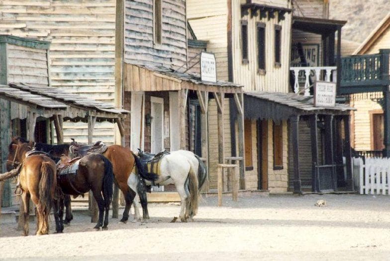 22 Cool Pictures Of Abandoned Movie Sets