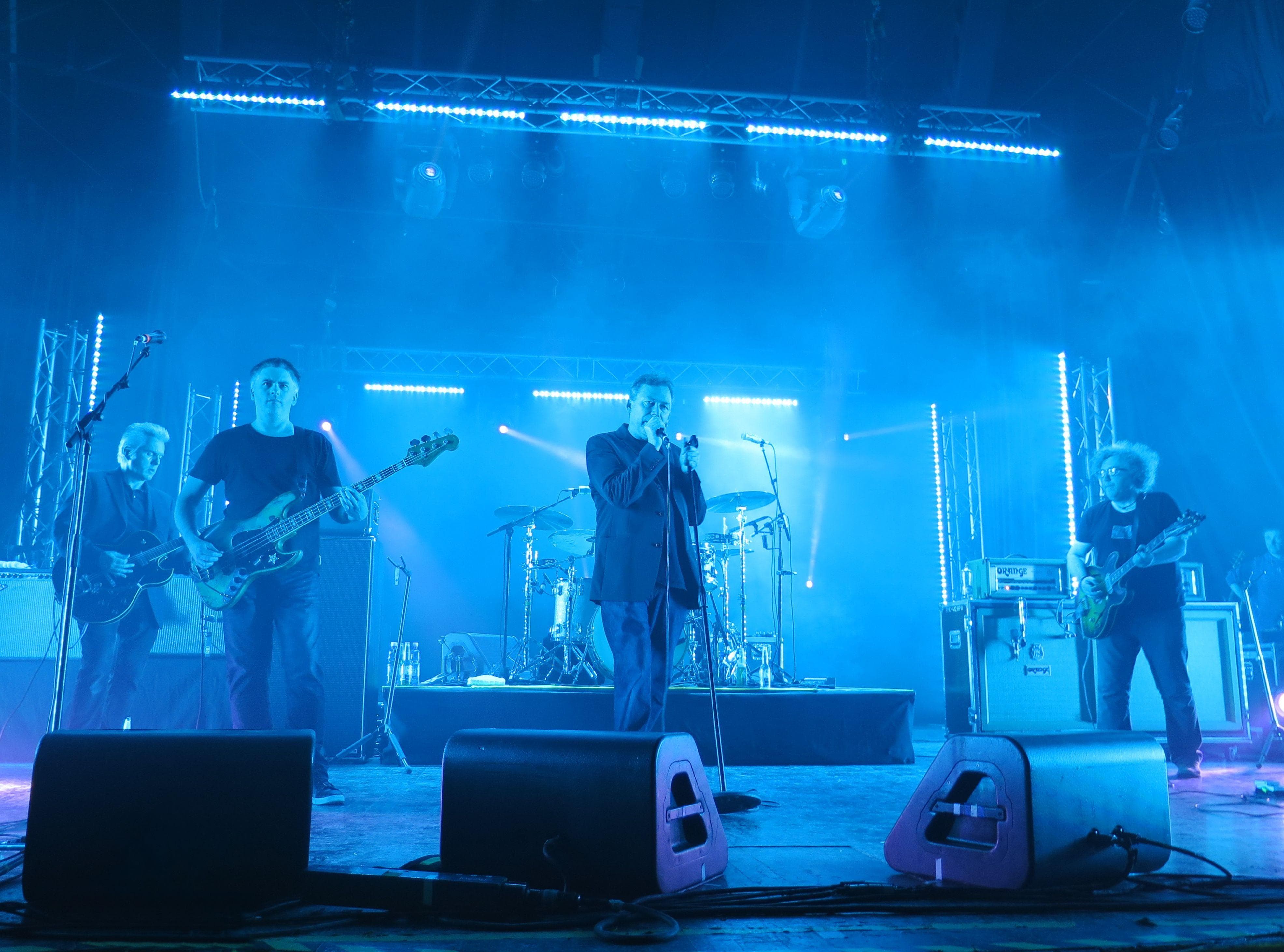 11 Famous Bands Who Fought Onstage During Live Shows