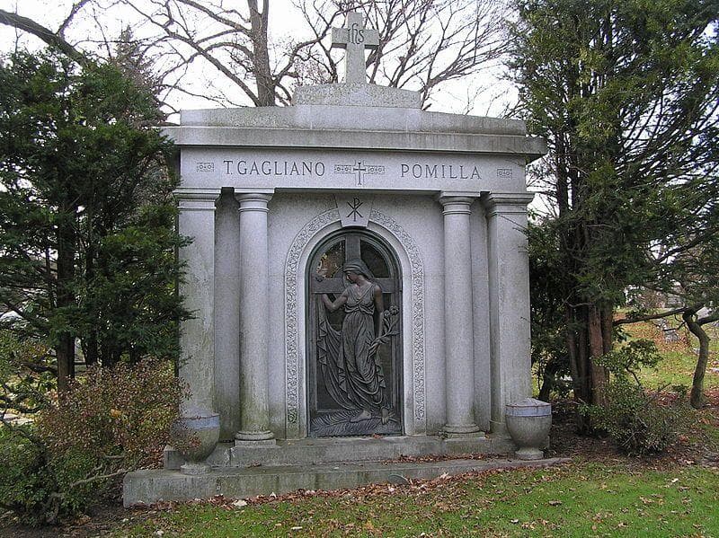 What The Graves Of The World's Most Notorious Mobsters Actually Look Like