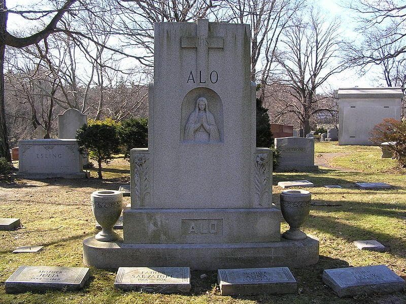 What The Graves Of The World's Most Notorious Mobsters Actually Look Like