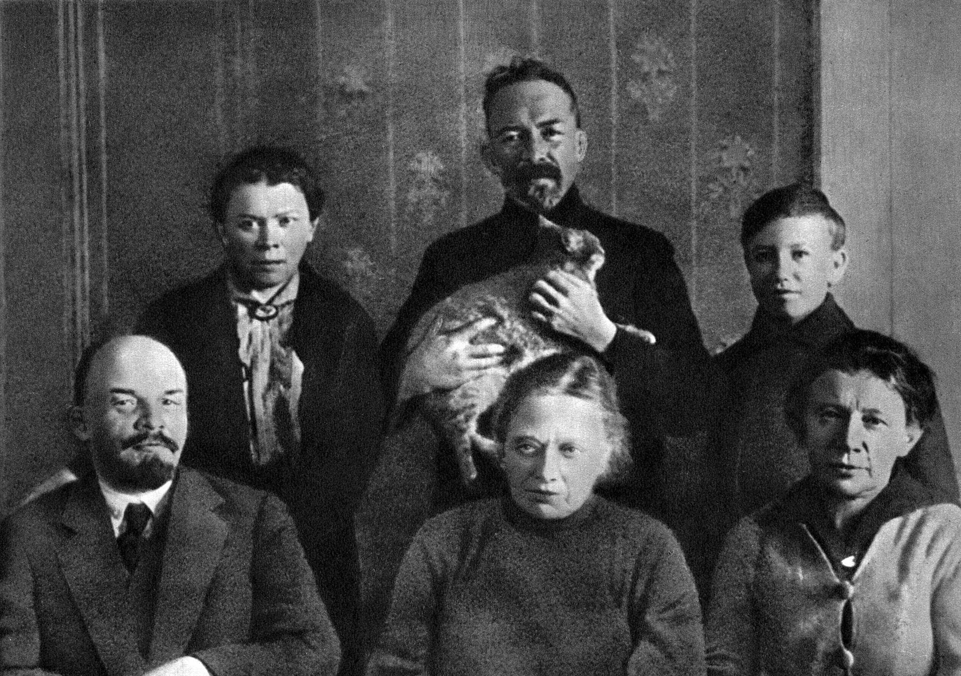 15 Photos Of History's Most Notorious Figures Enjoying Family Life