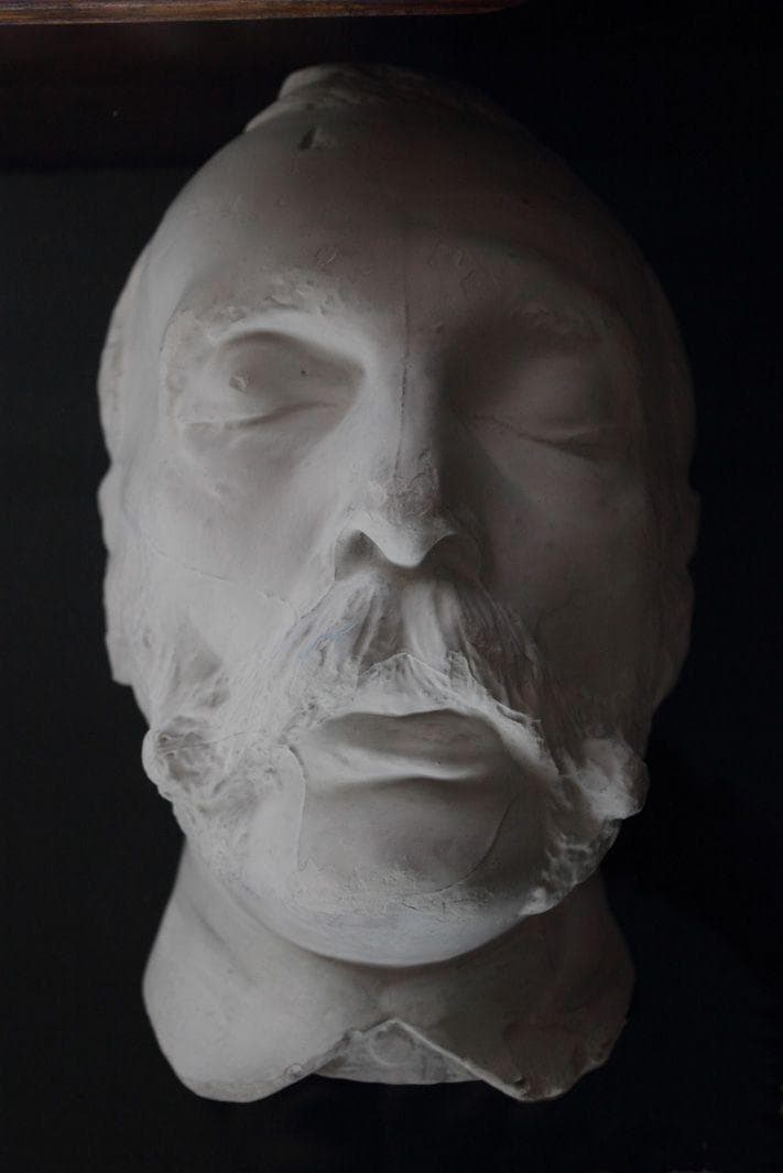 Photos Of Historical Figures' Death Masks That Made Us Say 'Whoa'