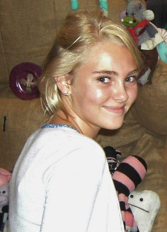 20 Famously Short Female Celebrities: Shortest Actresses & Singers