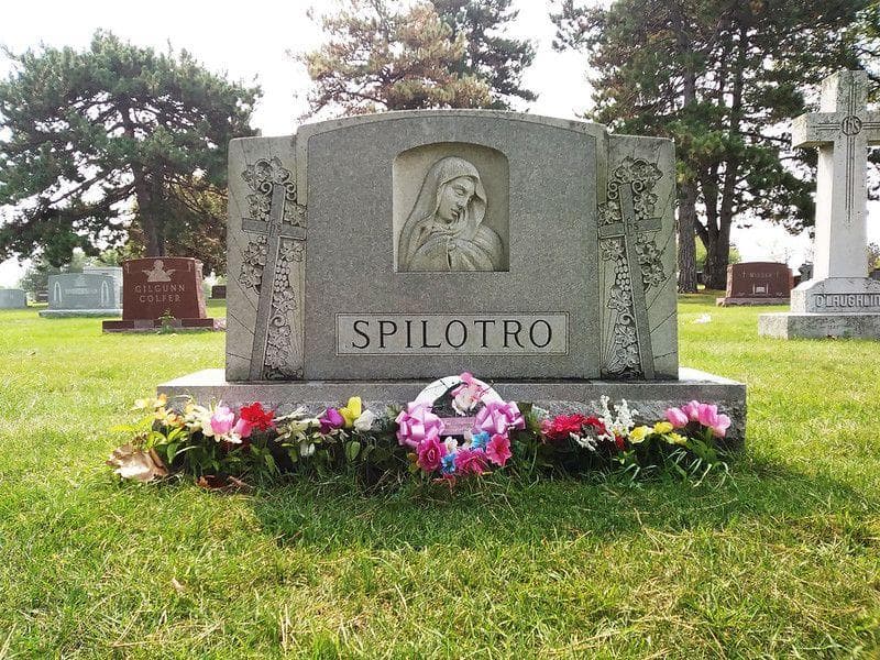 What The Graves Of The World's Most Notorious Mobsters Actually Look Like