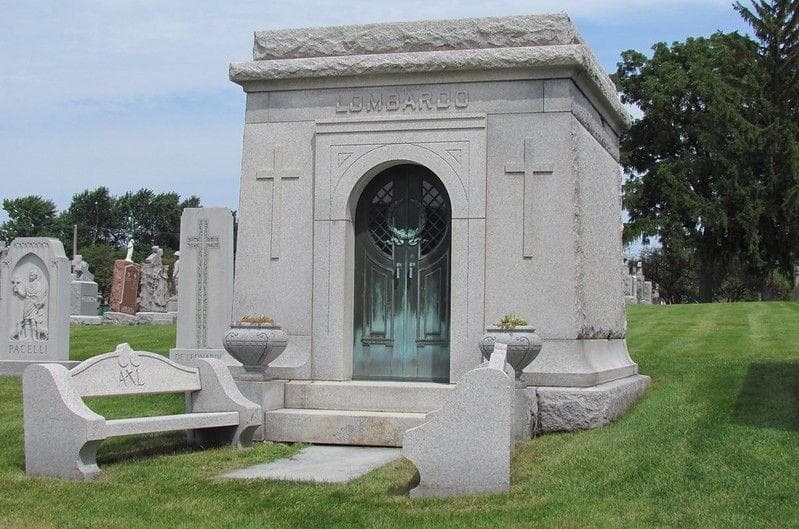 What The Graves Of The World's Most Notorious Mobsters Actually Look Like