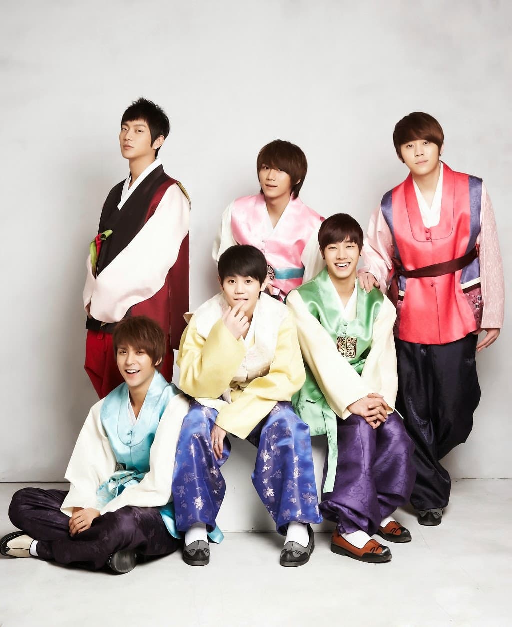 35+ Kpop Idols Dressed in Hanbok (Photos)