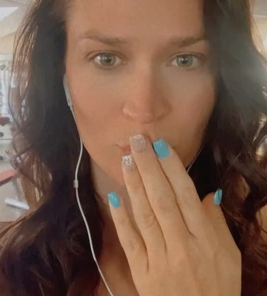 8 Celebrities With Clubbed Thumbs