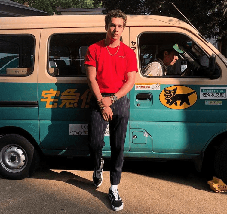 Celebrities Born in 1996 | List of Famous Men & Women Born in 1996