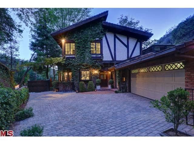 Celebrities with Fish Tanks | Famous People Who Have Aquariums