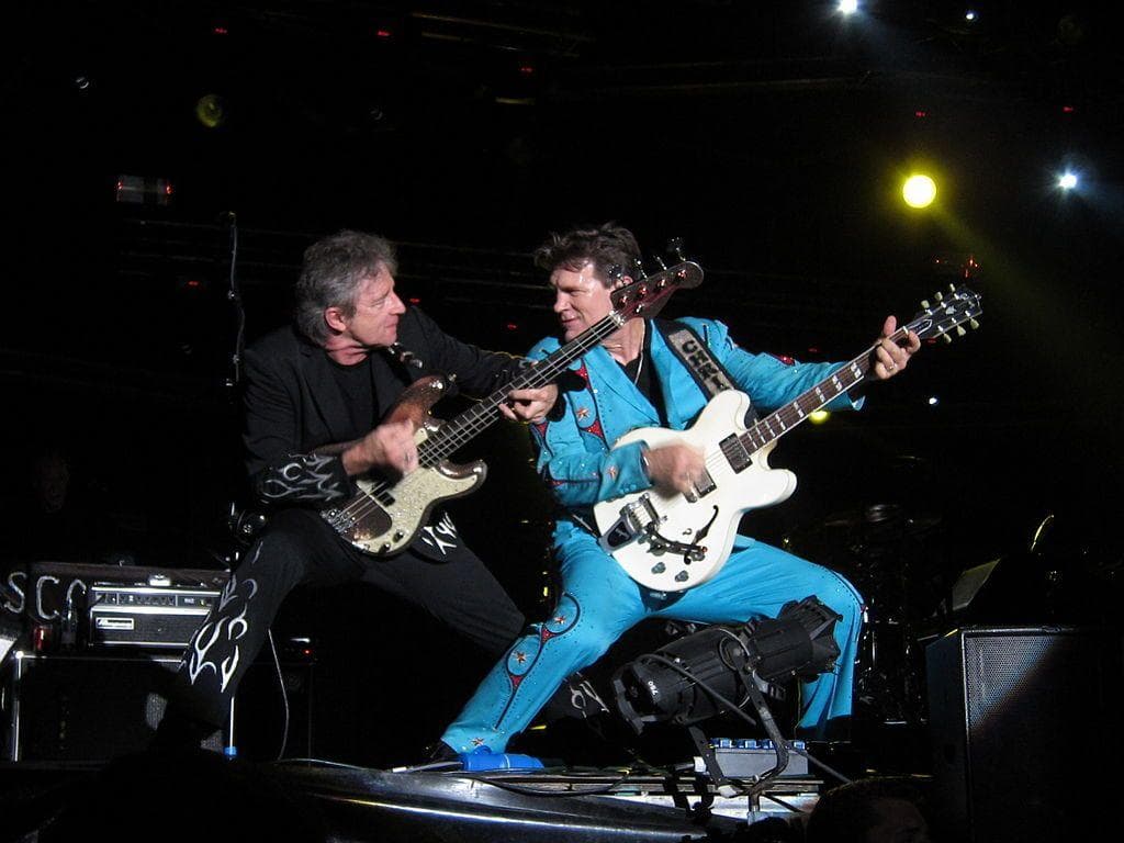 75+ Singers Who Are Cancers