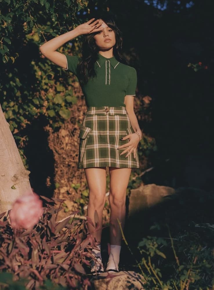 17 Celebrities With Knock Knees