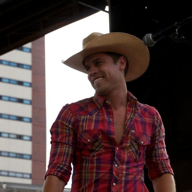 19 Country Singers Who Are Single