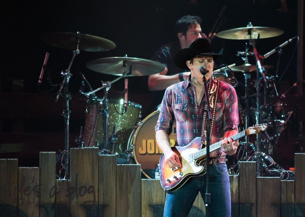 Country Singers Who Have Horses