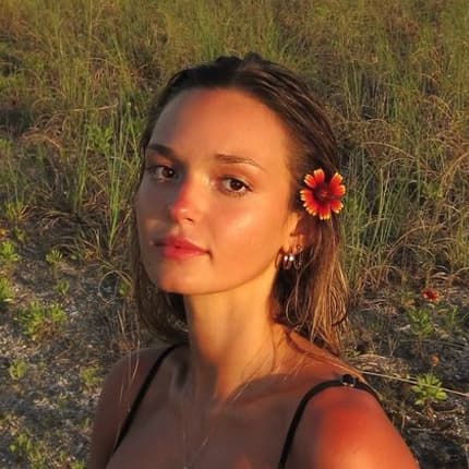 The 17 Hottest Women On 'Outer Banks' (With Photos)