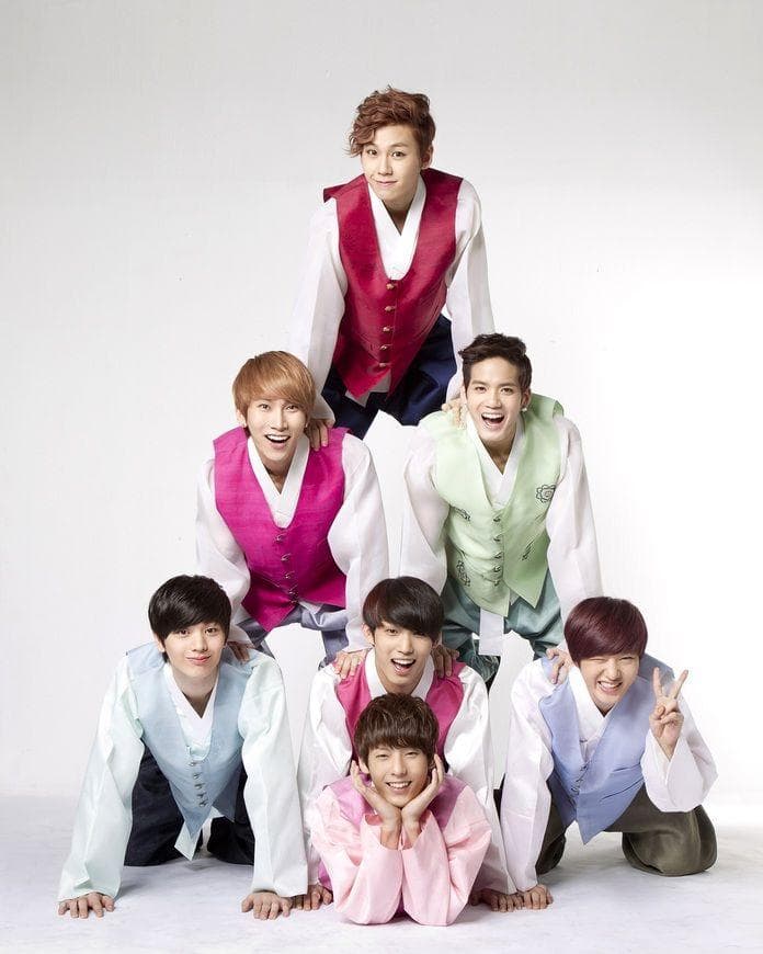 35+ Kpop Idols Dressed in Hanbok (Photos)