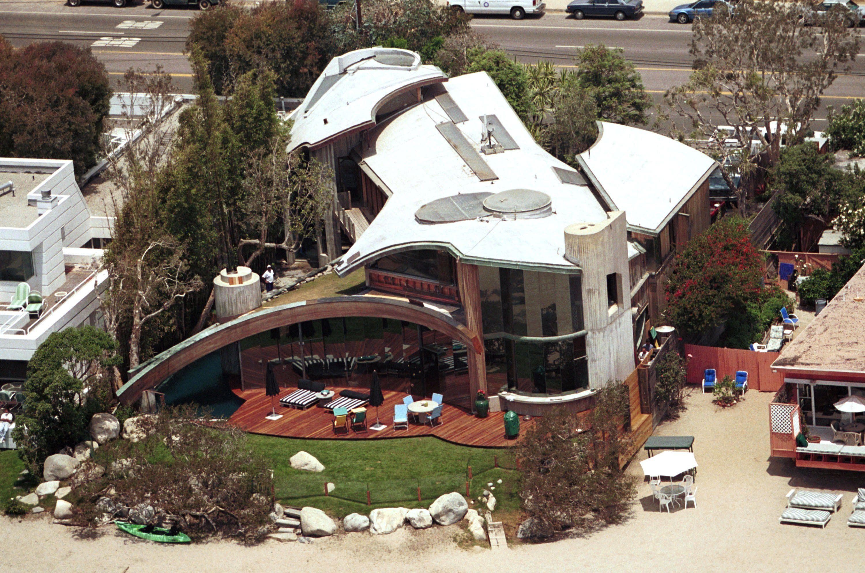 Celebrities Who Live In Malibu | List of Famous People With Homes In Malibu