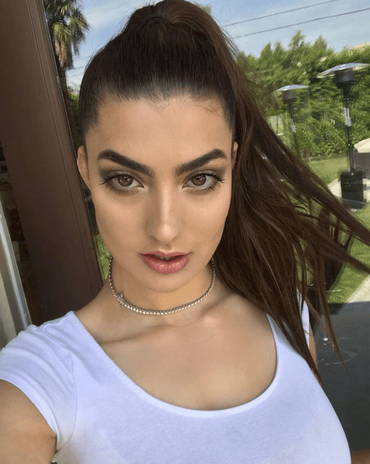 The 20 Most Gorgeous Beauty YouTubers (With Photos)