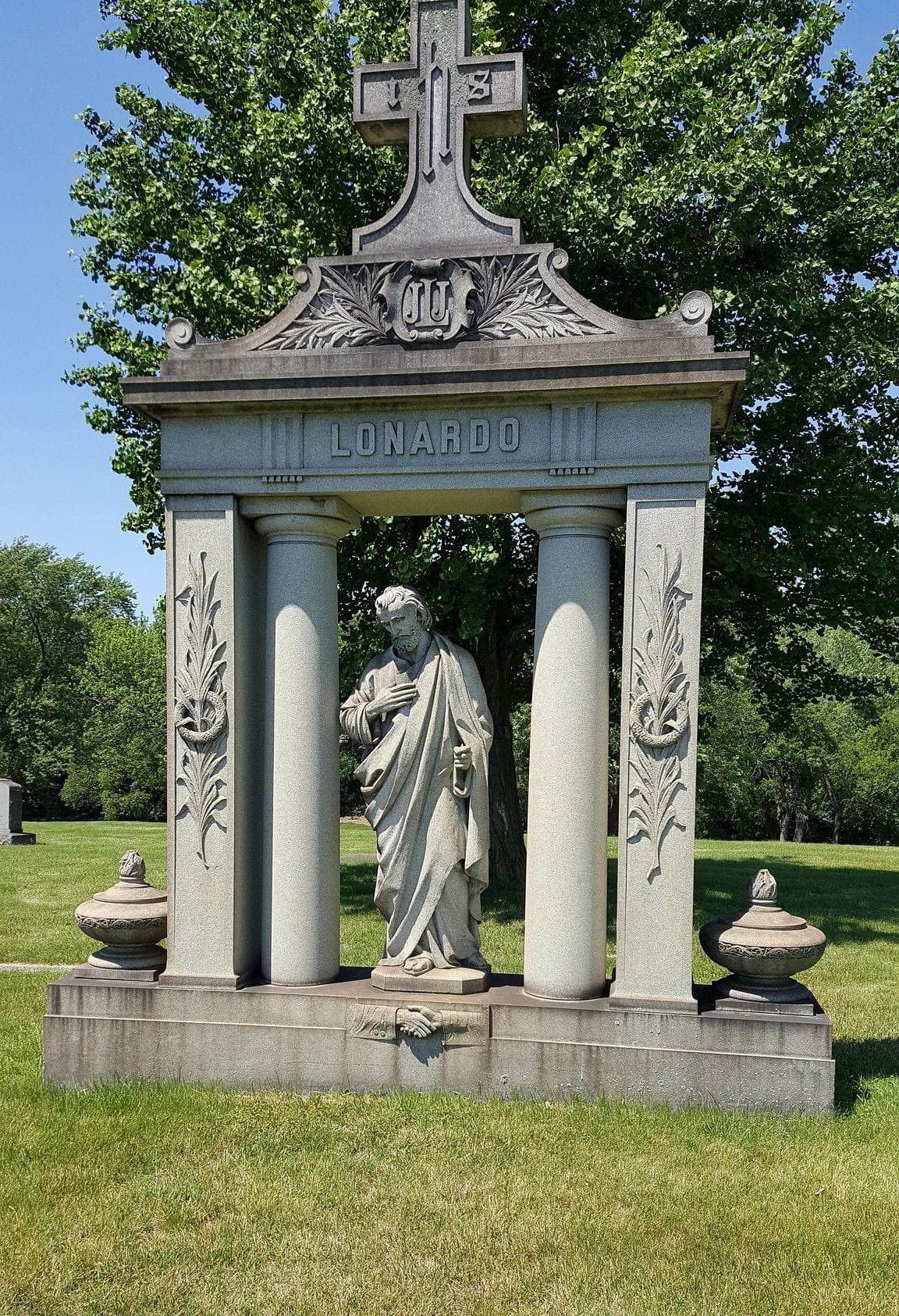 What The Graves Of The World's Most Notorious Mobsters Actually Look Like