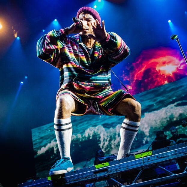 Male Celebrities Who Are 5’7" Tall