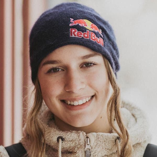 The 25+ Most Beautiful Professional Skiers (With Photos)