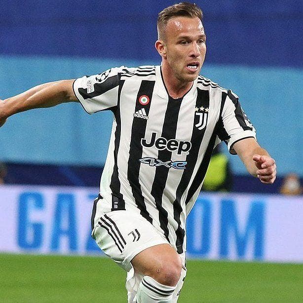 All 26 Soccer Players Who Played With Messi And Ronaldo Share Who's Better