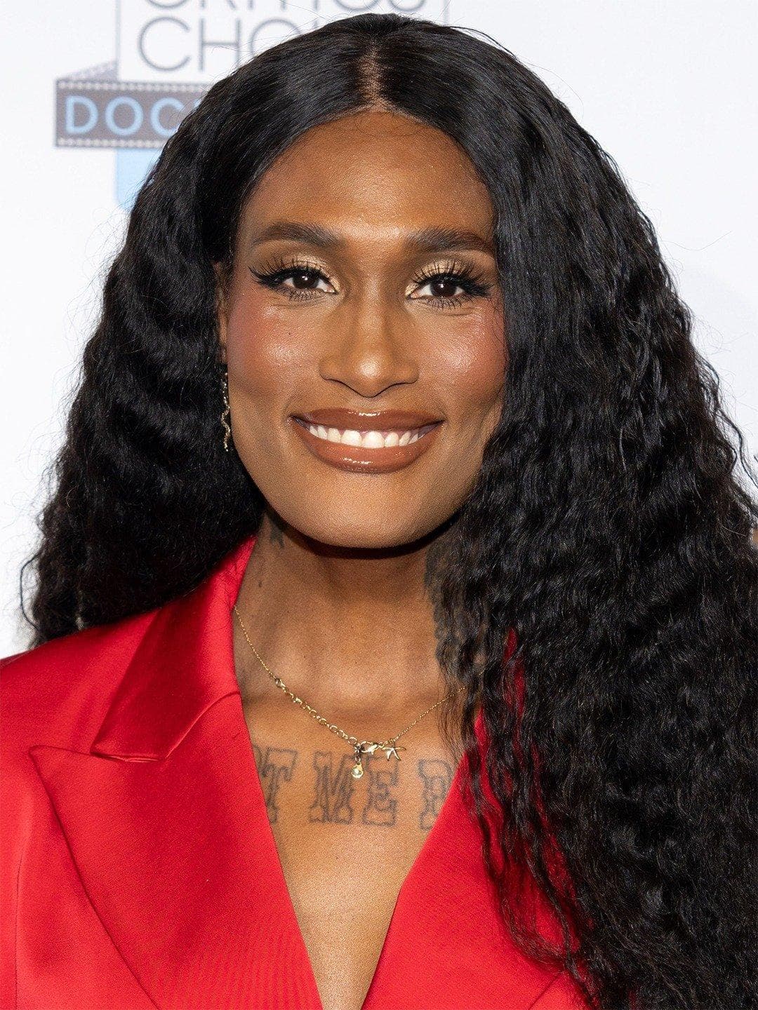 The 20 Hottest Transgender Women Singers (With Photos)
