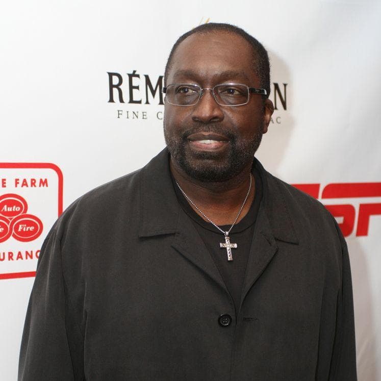 All 7 Knicks Retired Numbers, Ranked By Fans