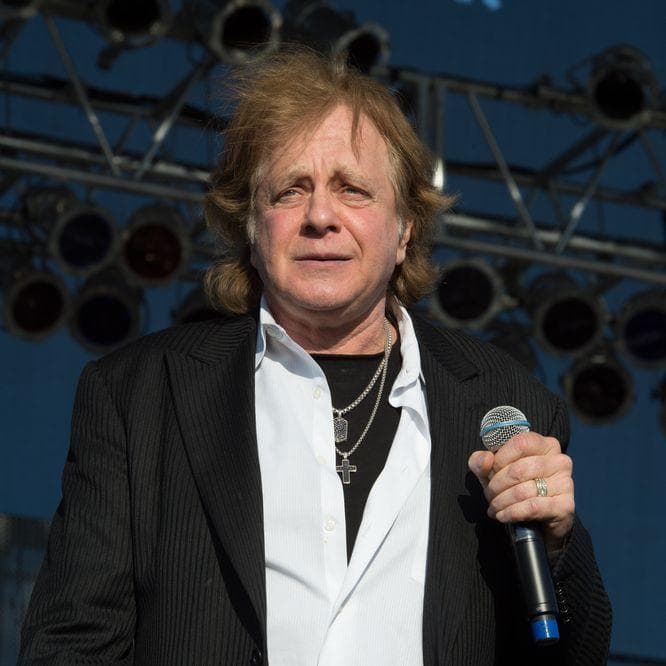 70+ Famous Singers Who Are Aries