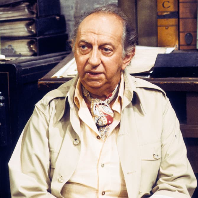 16 Celebrities With Weak Chins