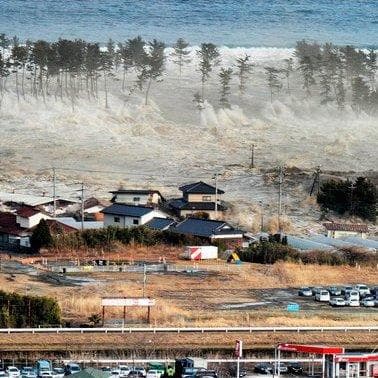 Worst Tsunami in History List | Famous Tsunamis (with Photos)