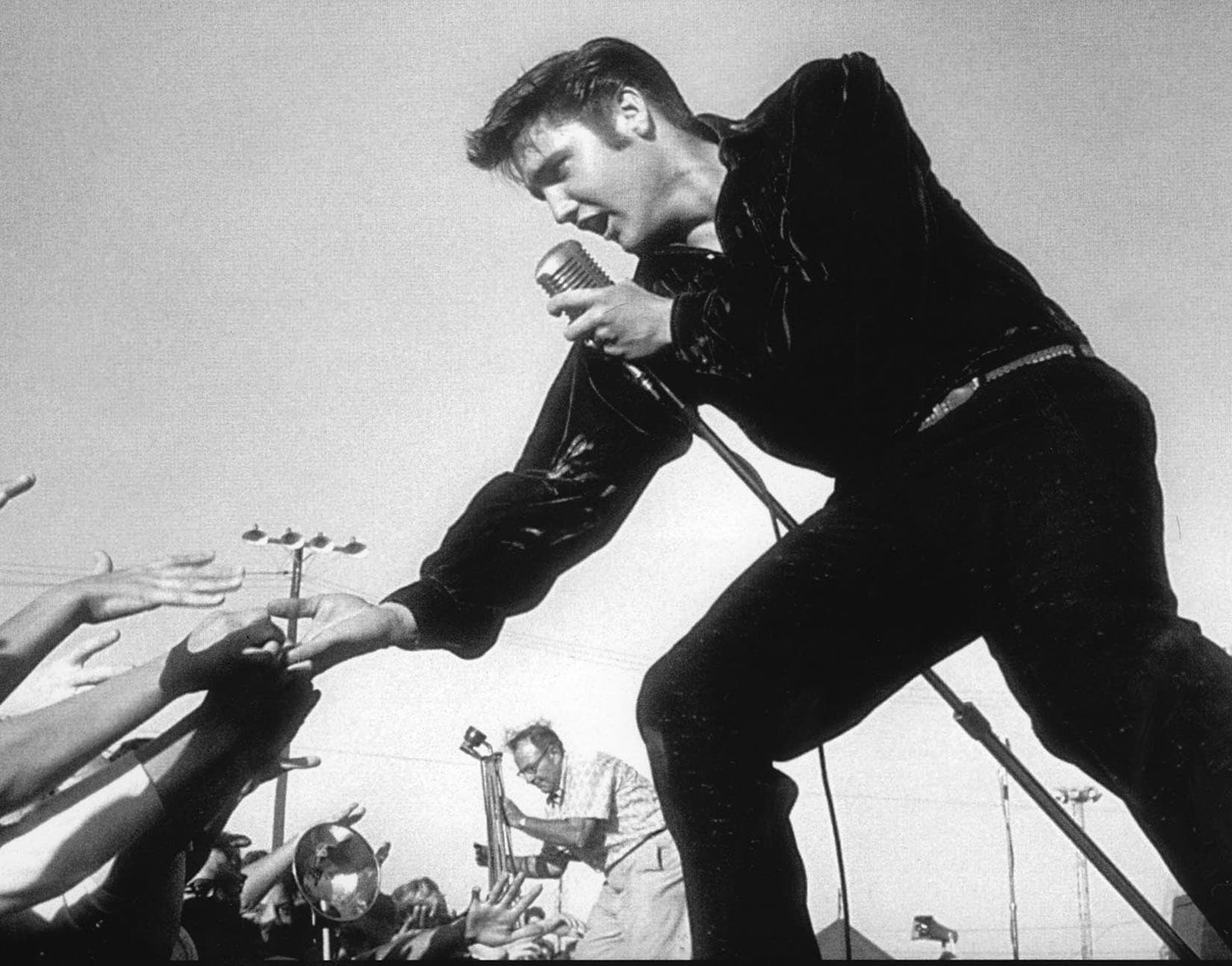 29 Handsome Pictures of Young Elvis Presley